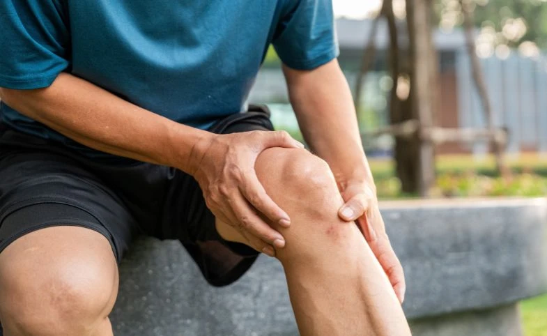 10 Penyebab Lutut Sakit saat Ditekuk & Pengobatan yang Benar